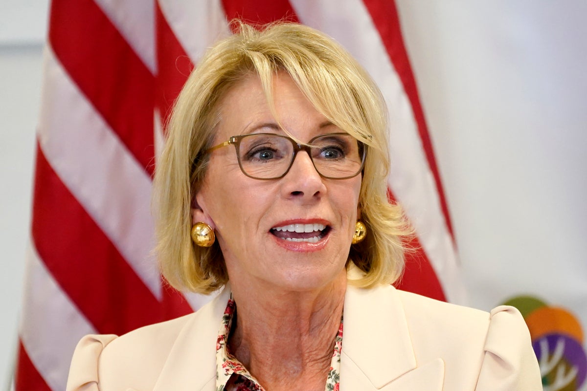 Juez ataca a Betsy DeVos por rechazar el 94% de las solicitudes de ...