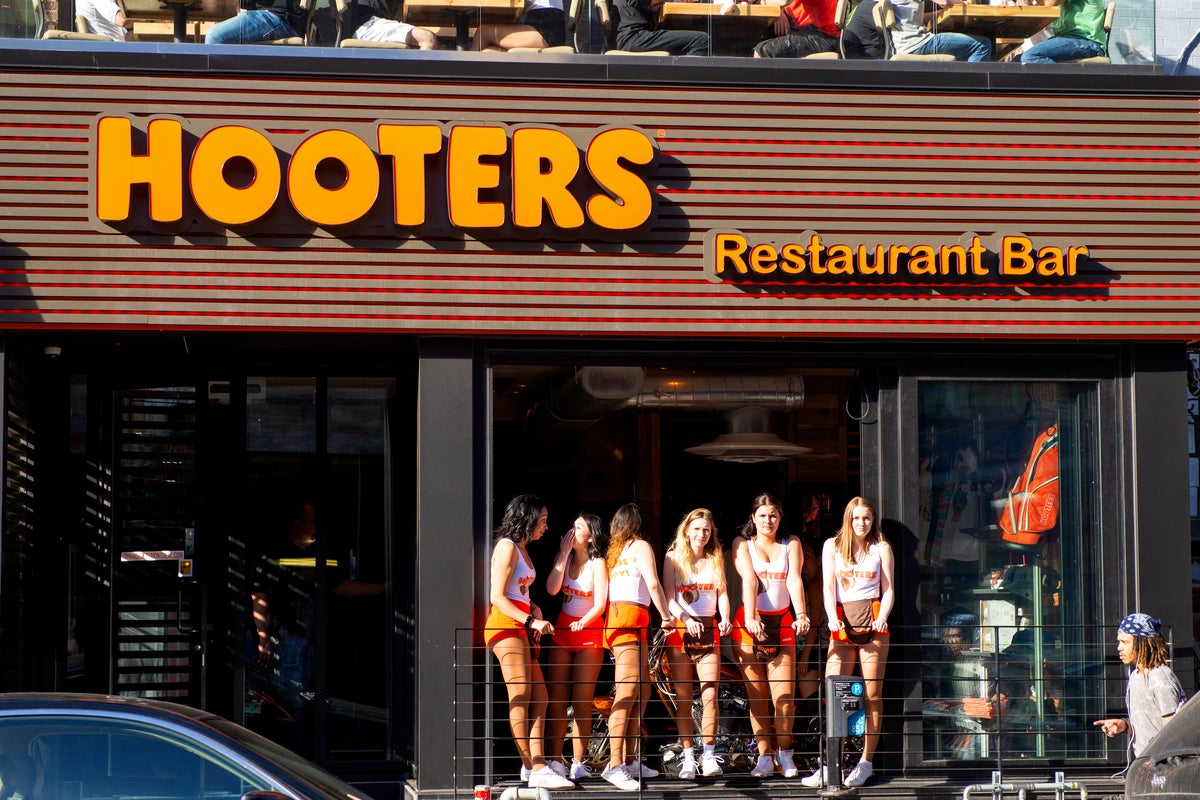 Hooters: Cómo es realmente ser una chica de Hooters, entre el acoso de ...