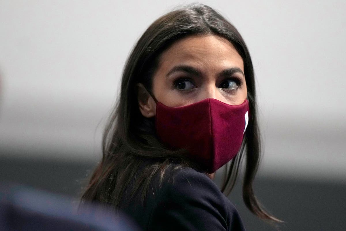 AOC insta a Biden a condonar préstamos estudiantiles o perder ...