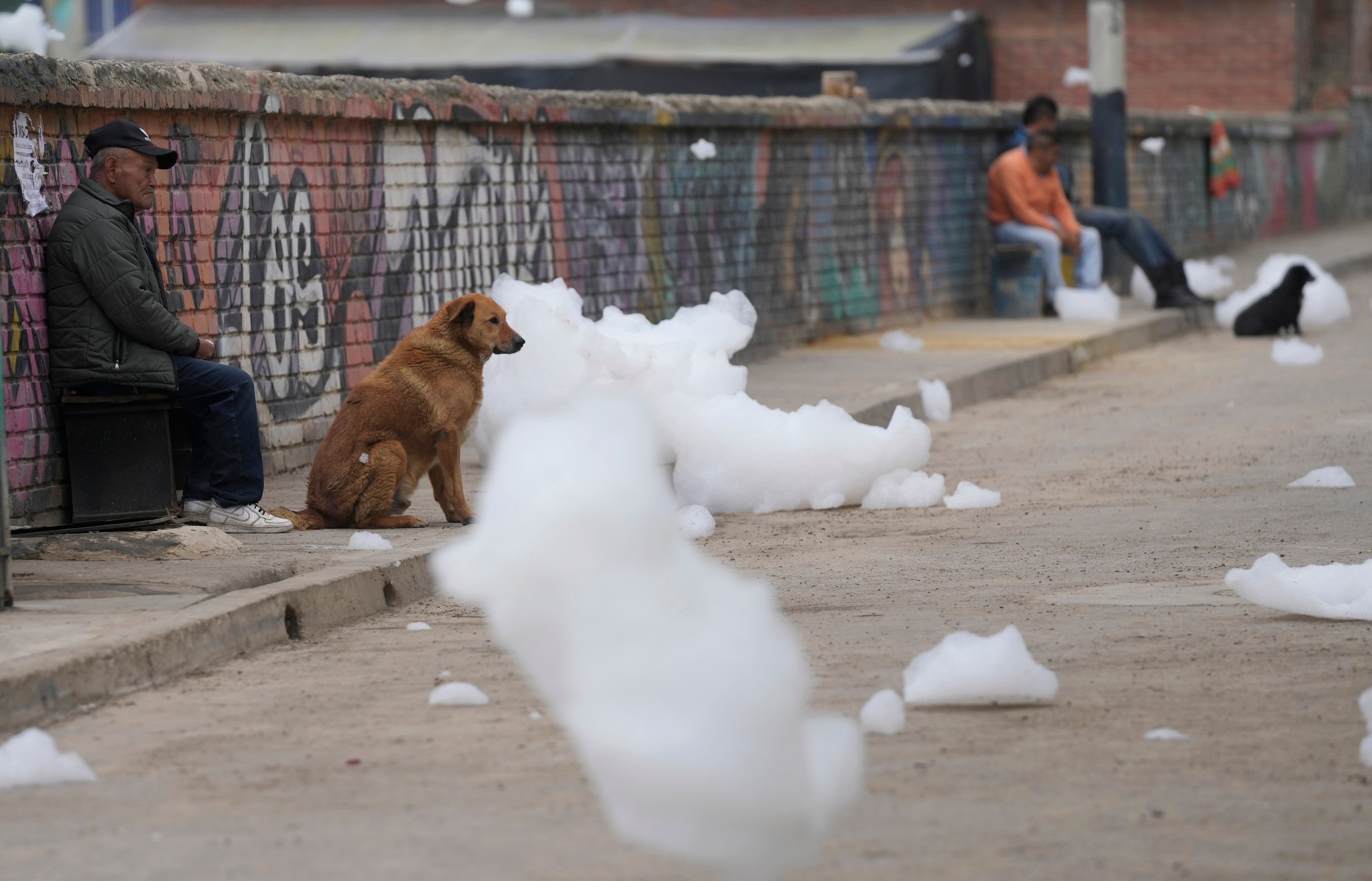 Espuma de río contaminado 'vuela' por un barrio de Colombia ...