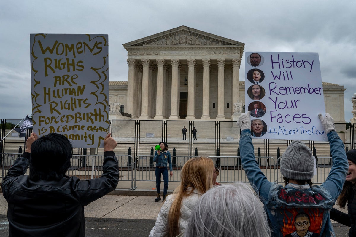 Más de la mitad de estadounidenses se oponen a anular Roe vs. Wade ...