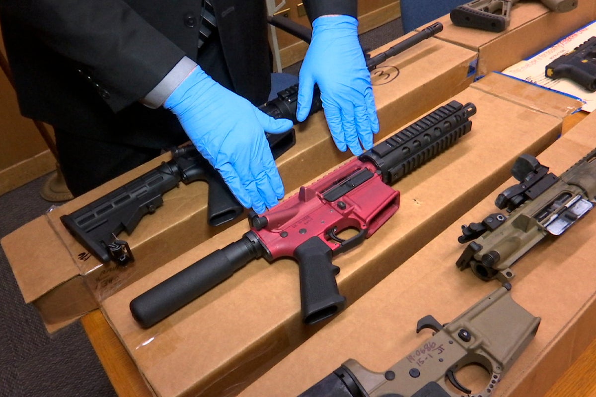 ¿Qué es la Segunda Enmienda y por qué es tan fácil comprar armas en EE ...