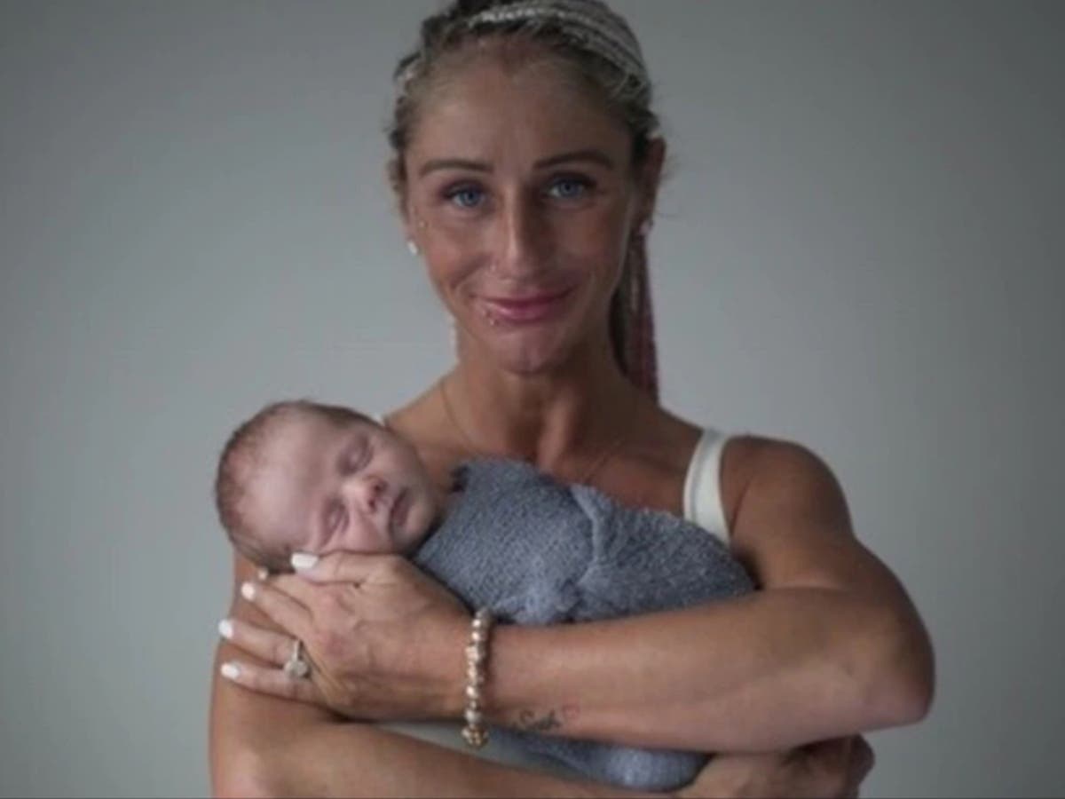 Un bebé de tres semanas probablemente murió asfixiado en el fular de su ...