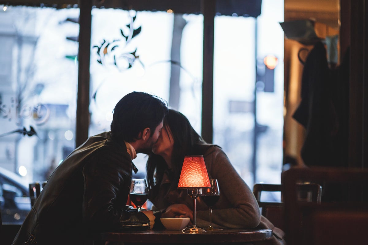 Besos, abrazos, tomarse de la mano: ¿qué es exactamente lo que la gente ...