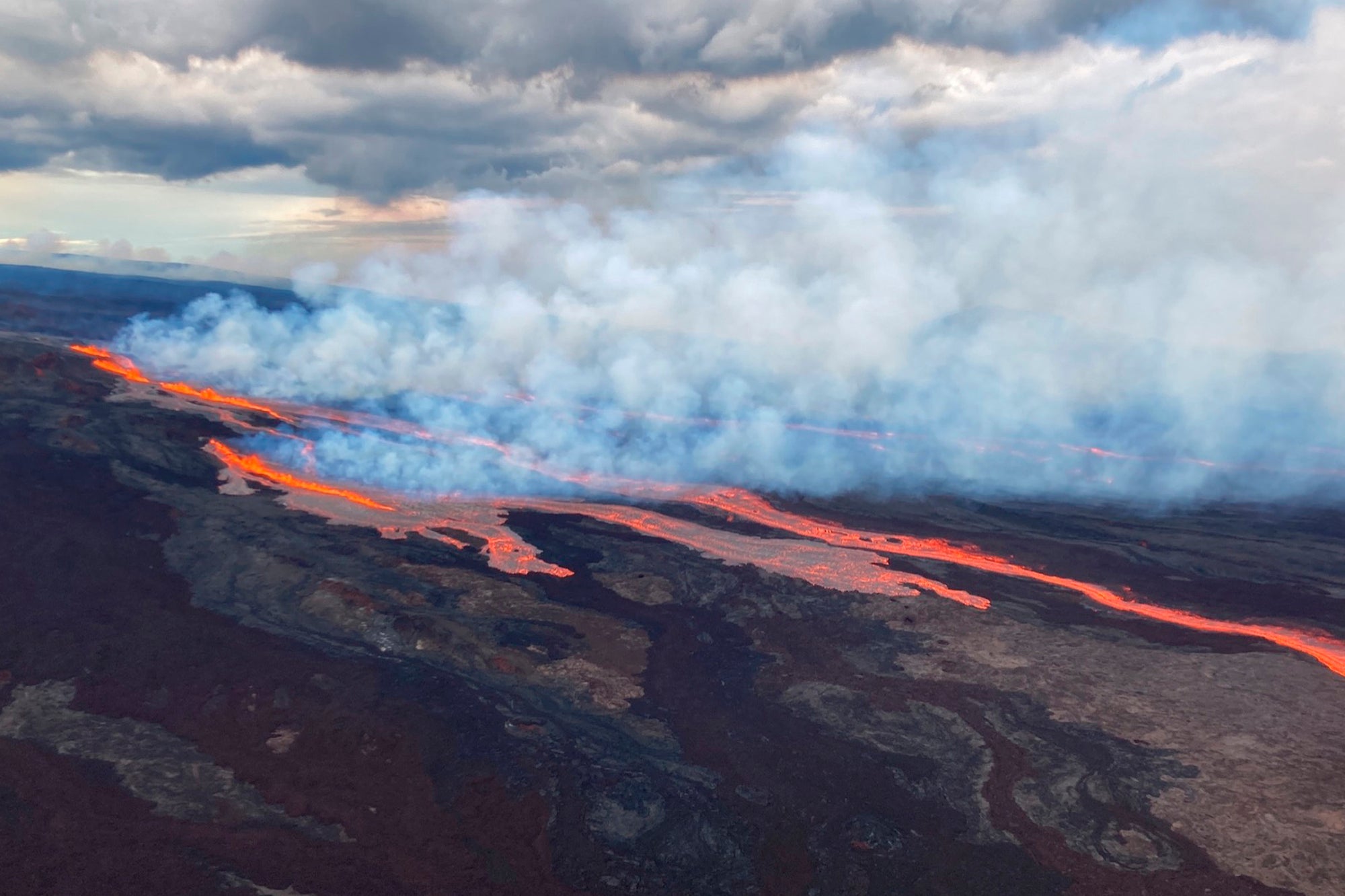 Volcán hawaiano Mauna Loa entra en erupción, arroja ceniza | Independent Español