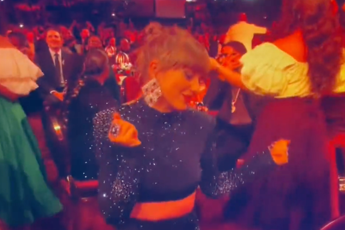 Taylor Swift bailó al ritmo de Bad Bunny en los Grammys y los fans ...