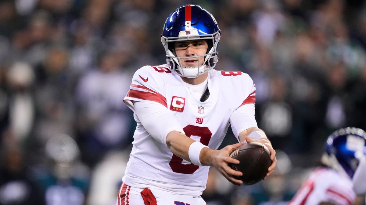 Análisis: Contrato de Jones eleva estándar para quarterbacks ...
