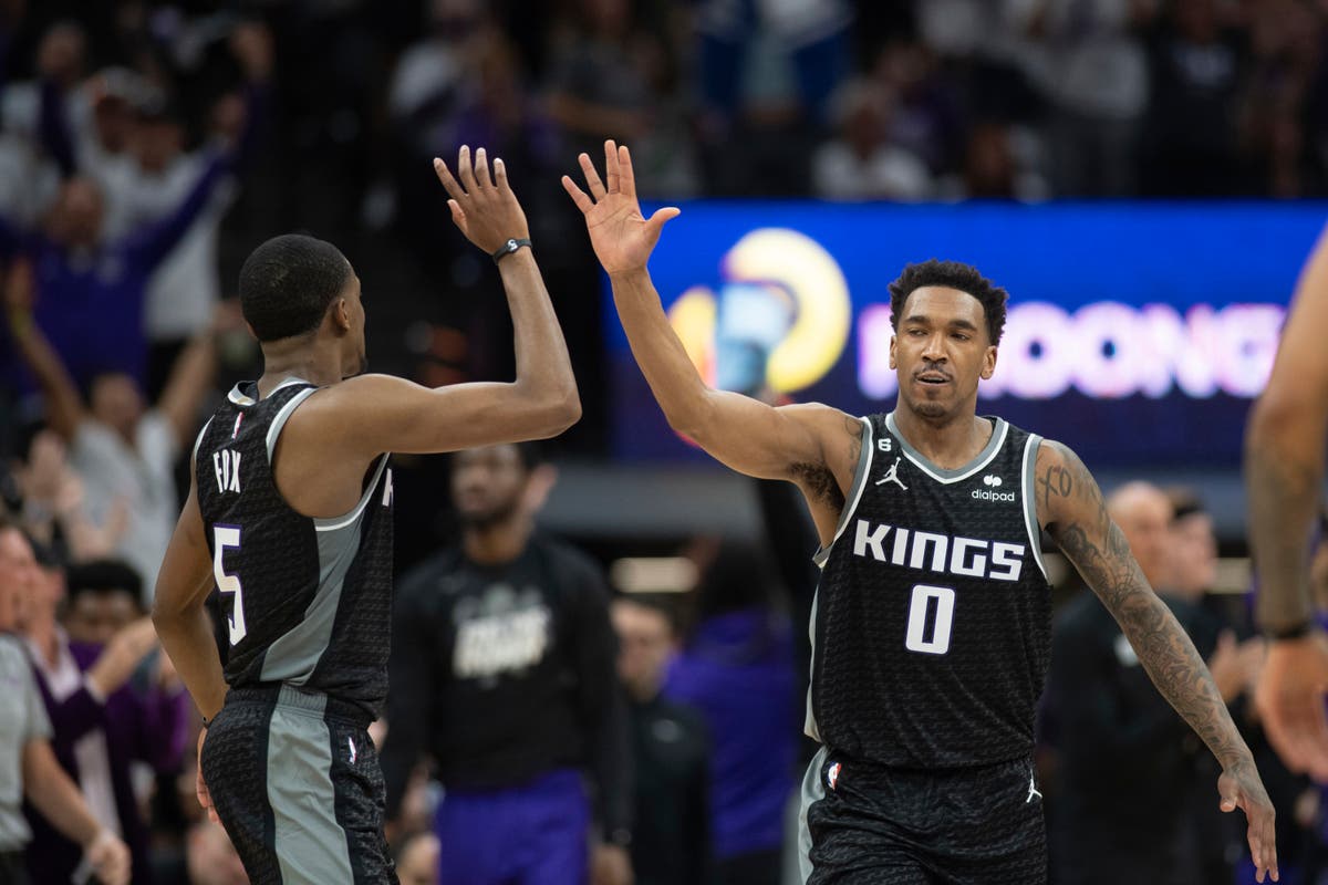 Fox guía a Kings a triunfo en su regreso a playoffs | Independent Español