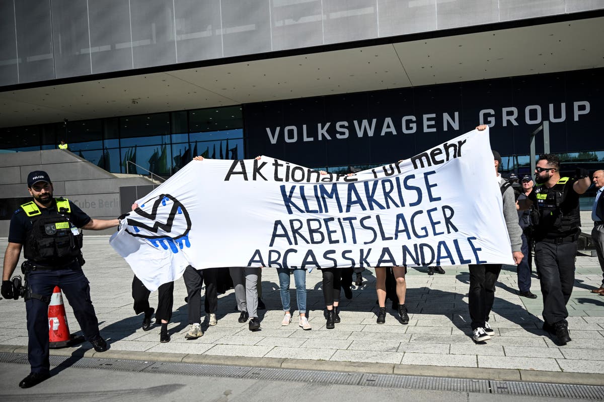 Manifestante en topless interrumpe junta de Volkswagen | Independent ...