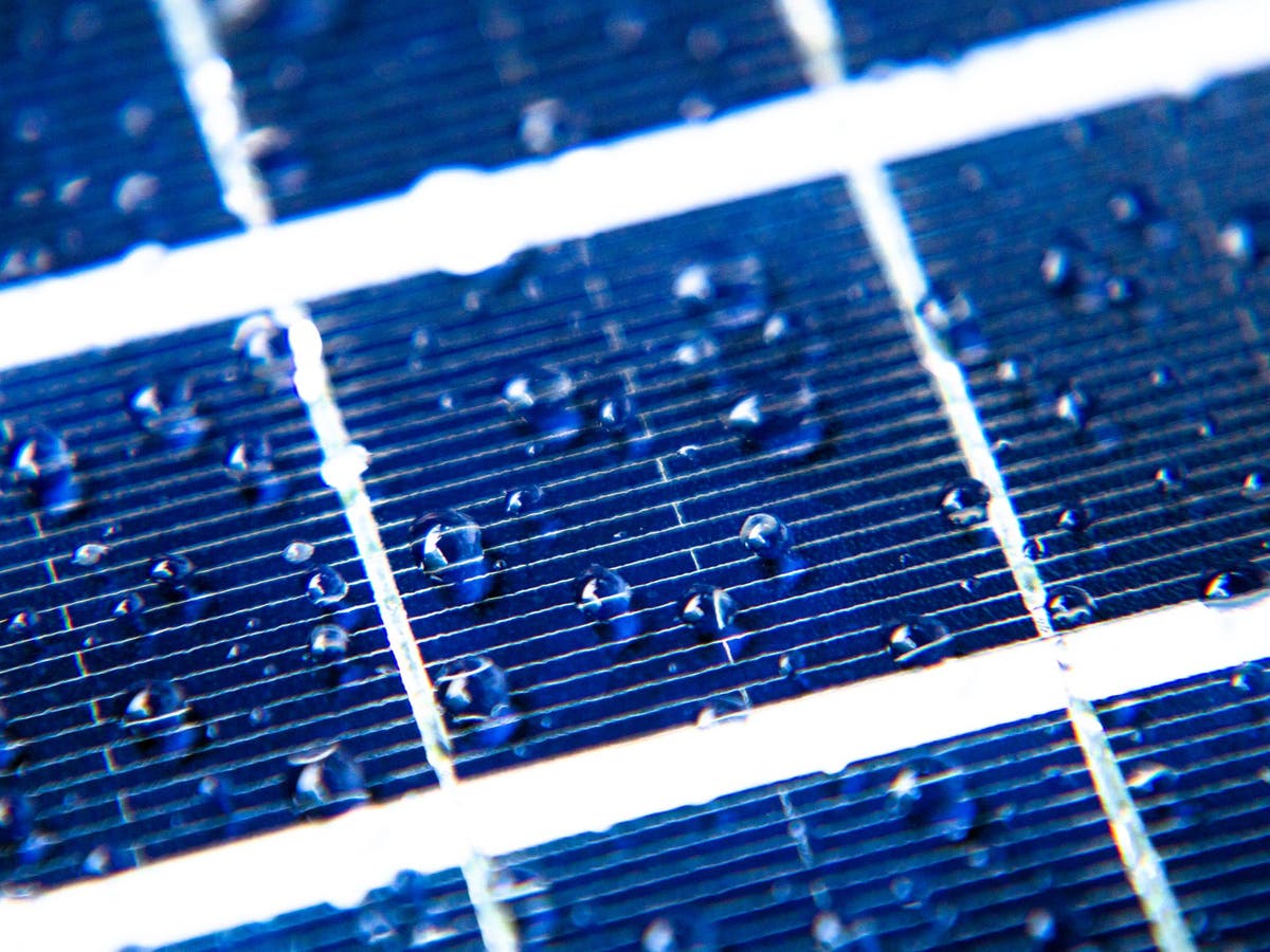 Un innovador panel solar genera electricidad a partir de la lluvia ...
