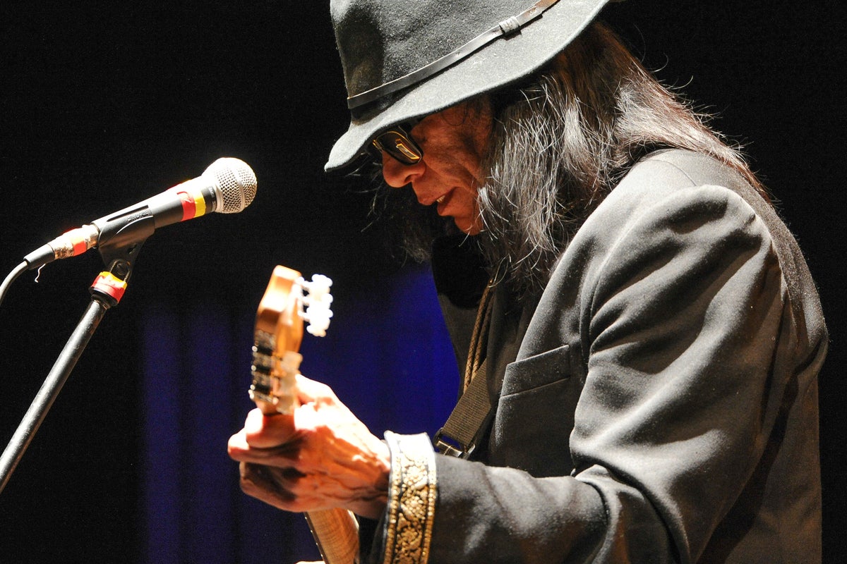 Muere el cantautor Sixto Rodriguez del documental “Searching for ...
