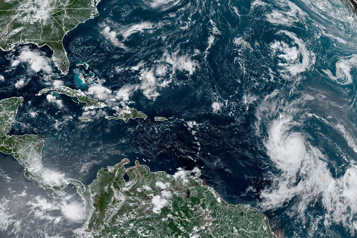 Tormenta Lee alcanza fuerza de huracán mientras avanza por el Atlántico ...