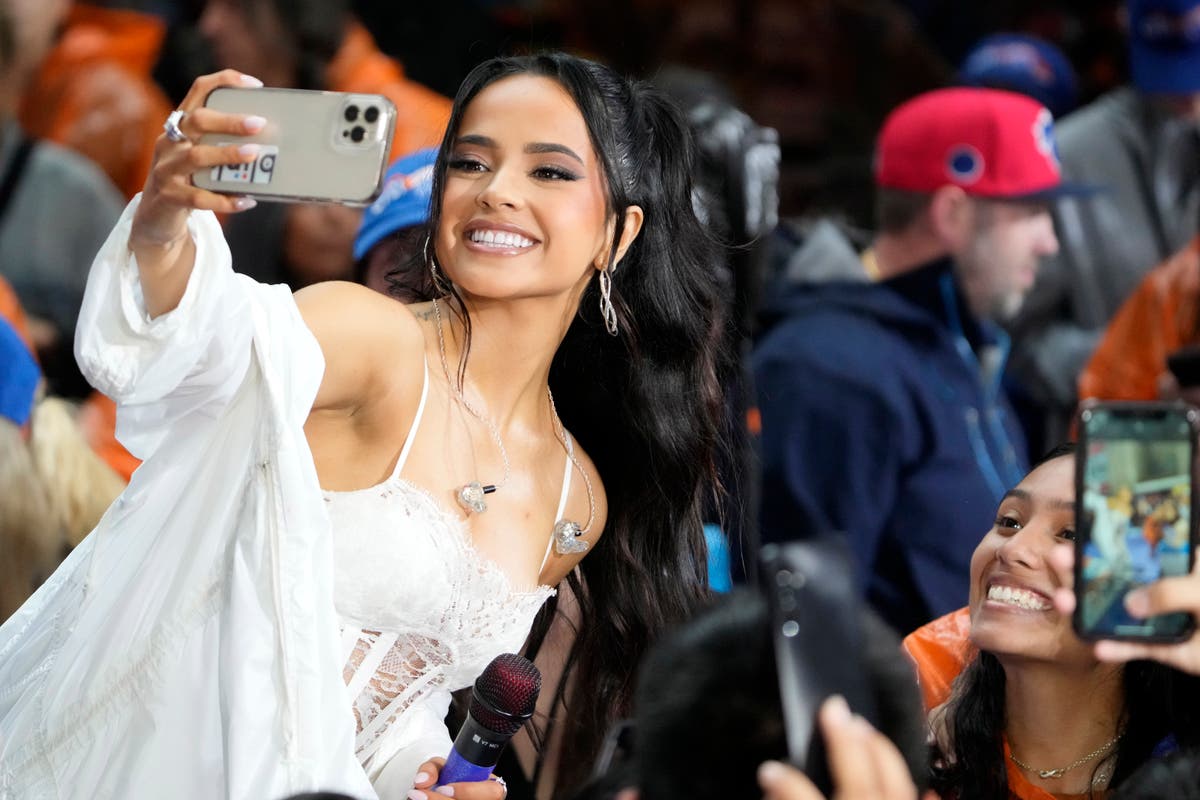 Becky G muestra con orgullo sus raíces en “Esquinas” | Independent Español