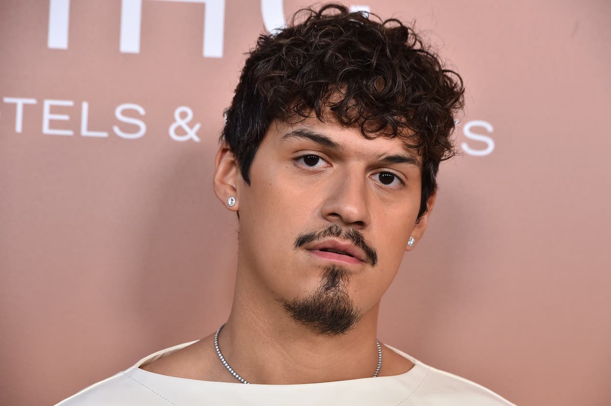 Omar Apollo aborda el dolor, la muerte y la aceptación en “Live For Me ...