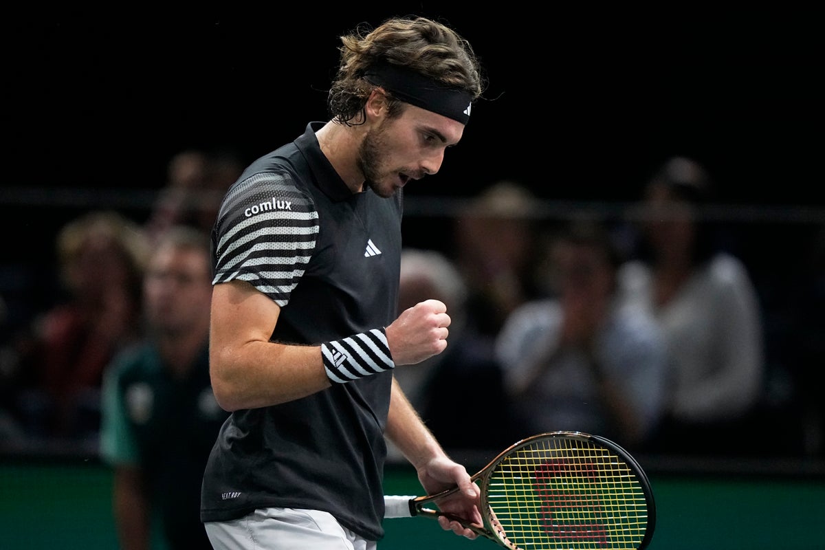 Tsitsipas consigue su lugar en las Finales de la ATP al vencer a Zverev en el Masters de París ...