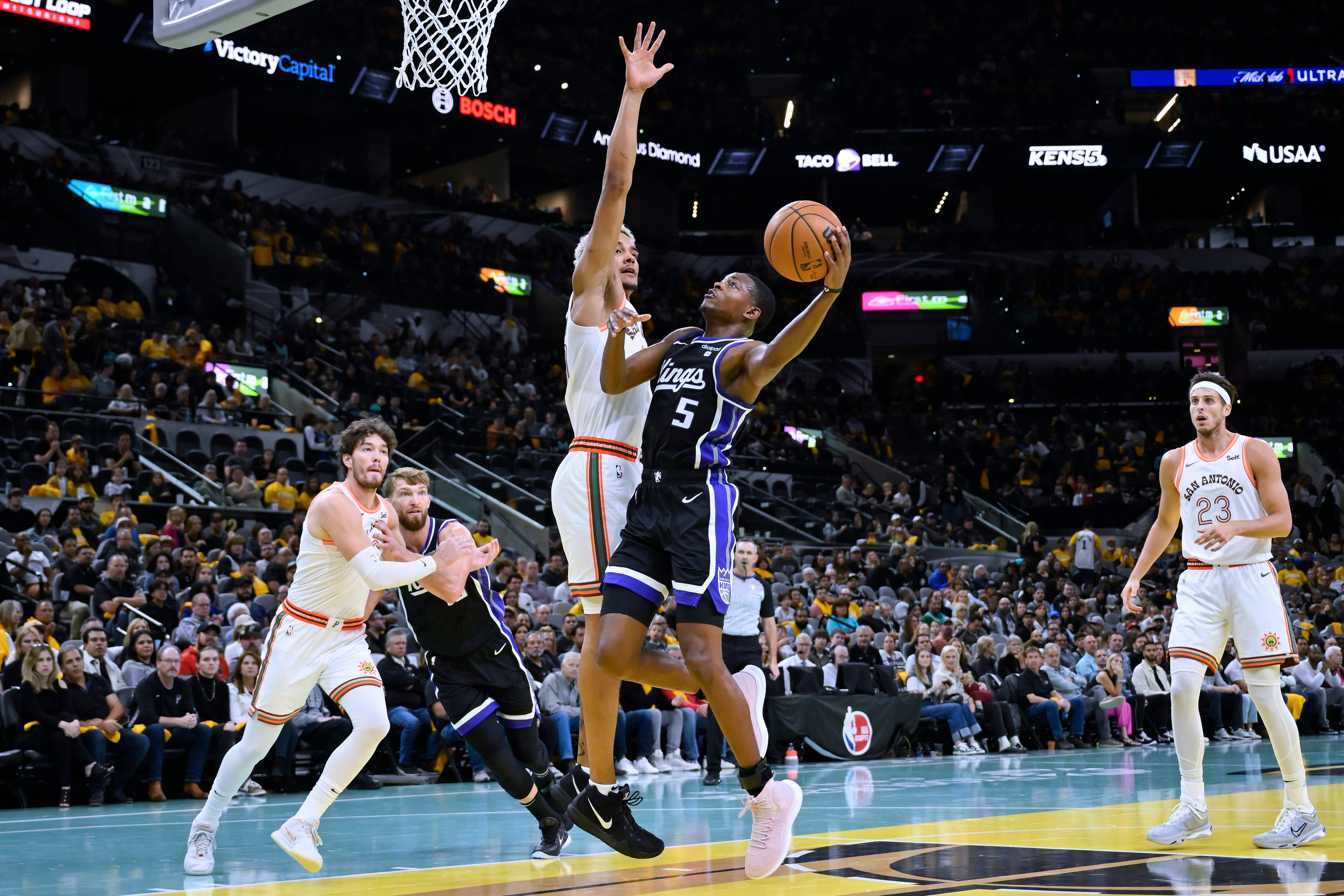 Con 43 puntos, Fox guía a Kings a triunfo 129-120 sobre Wembanyama y ...