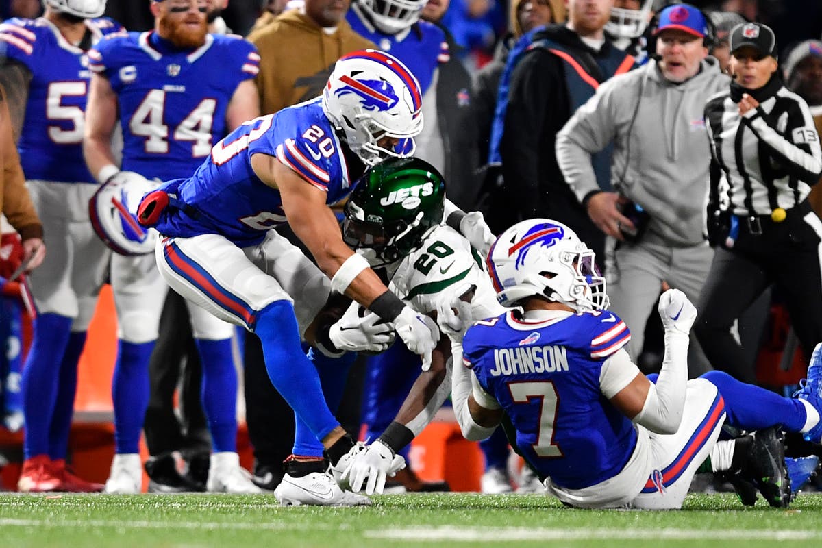 Taylor Rapp, safety de Bills, podía mover sus manos mientras subía a la ...