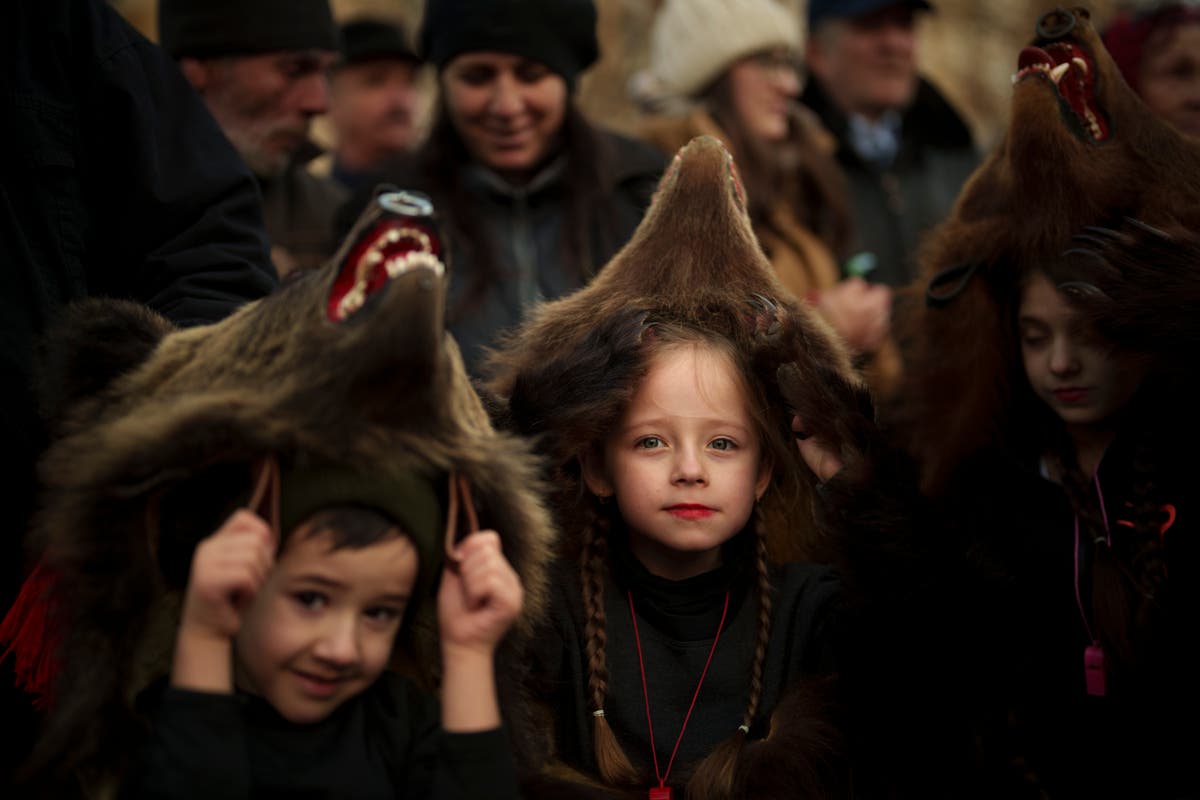 AP Fotos: En Rumanía, cientos se cubren con pieles en el Festival del ...