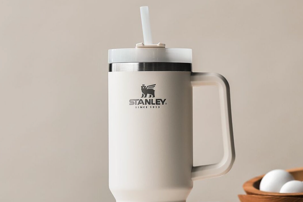 ¿Por qué los vasos Stanley han causado revuelo en las redes sociales ...