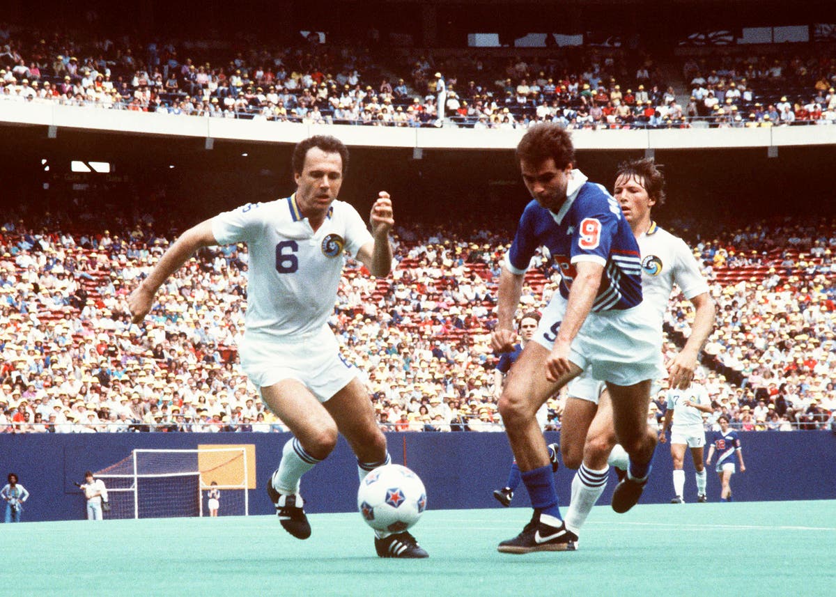 Beckenbauer, un libero visionario que transformó la posición y marcó ...