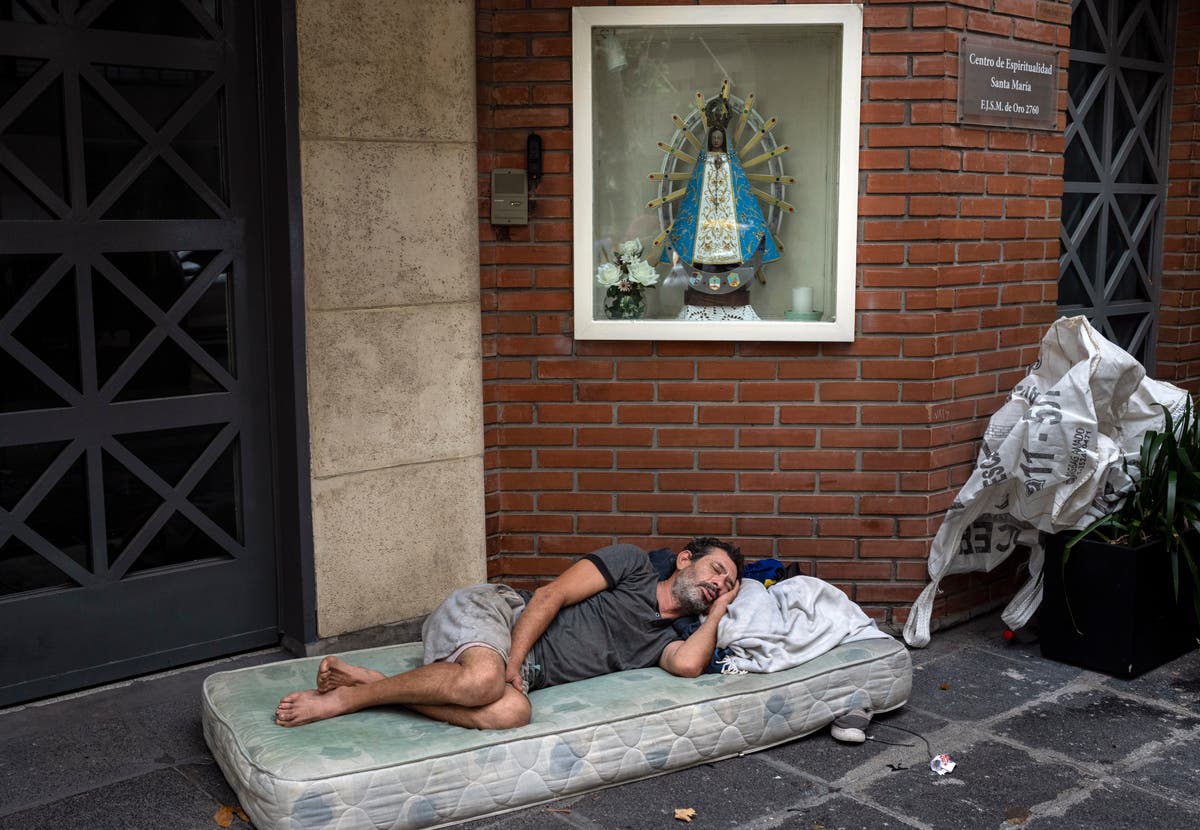 AP Explica: la pobreza se dispara en Argentina y estalla la polémica ...