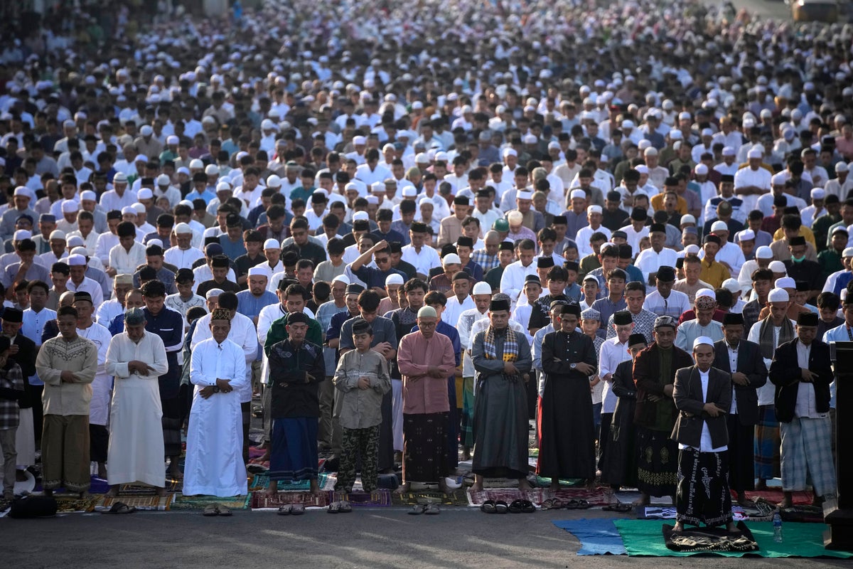 Los musulmanes celebran el Eid al-Fitr con reuniones familiares, ropa ...