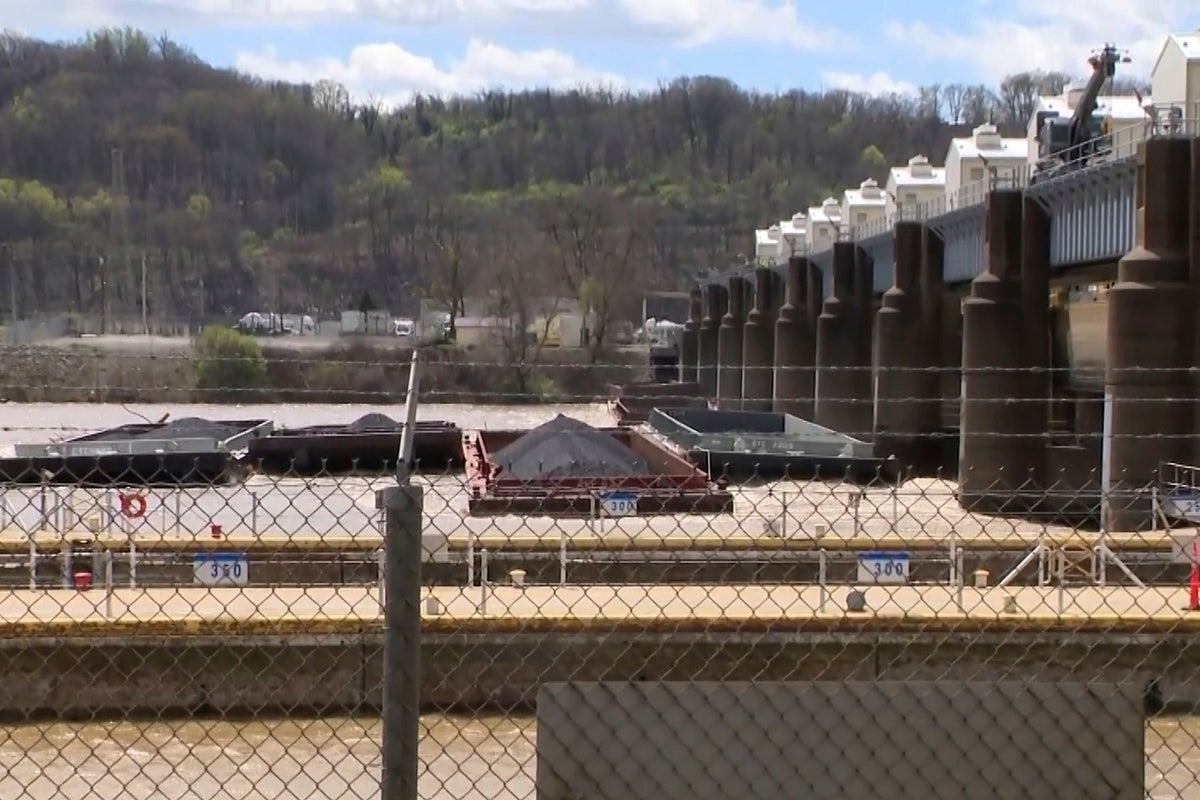 Barcazas sueltas causan daños en río de Pittsburgh | Independent Español