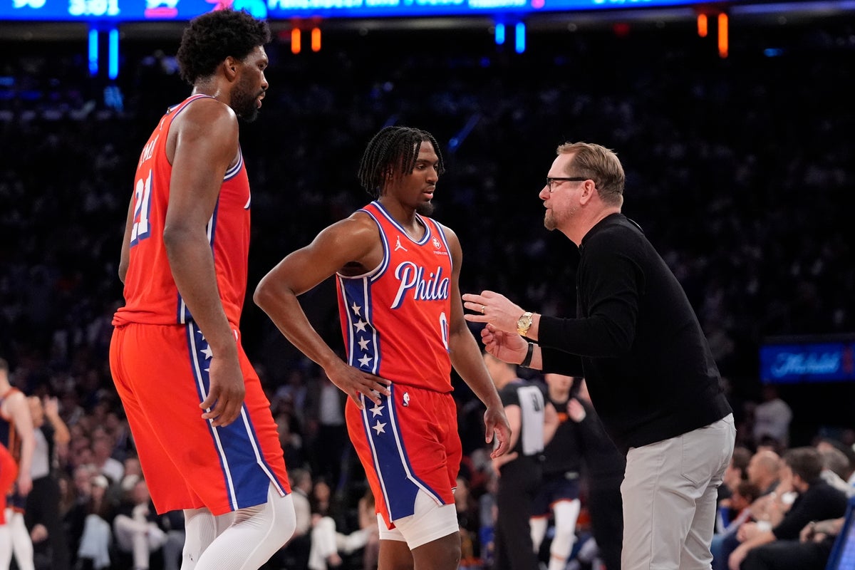 NBA: Maxey recibió dos faltas antes de perder el balón, lo que dio ...