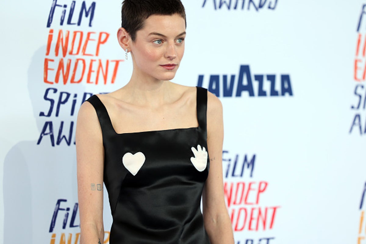 Emma Corrin mostró su vello corporal en la portada de Harper’s Bazaar y ...