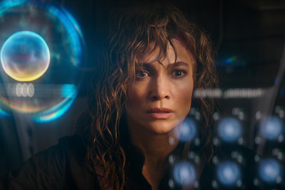 Reseña: J.Lo se dirige a una nueva galaxia para una historia de amor en ...