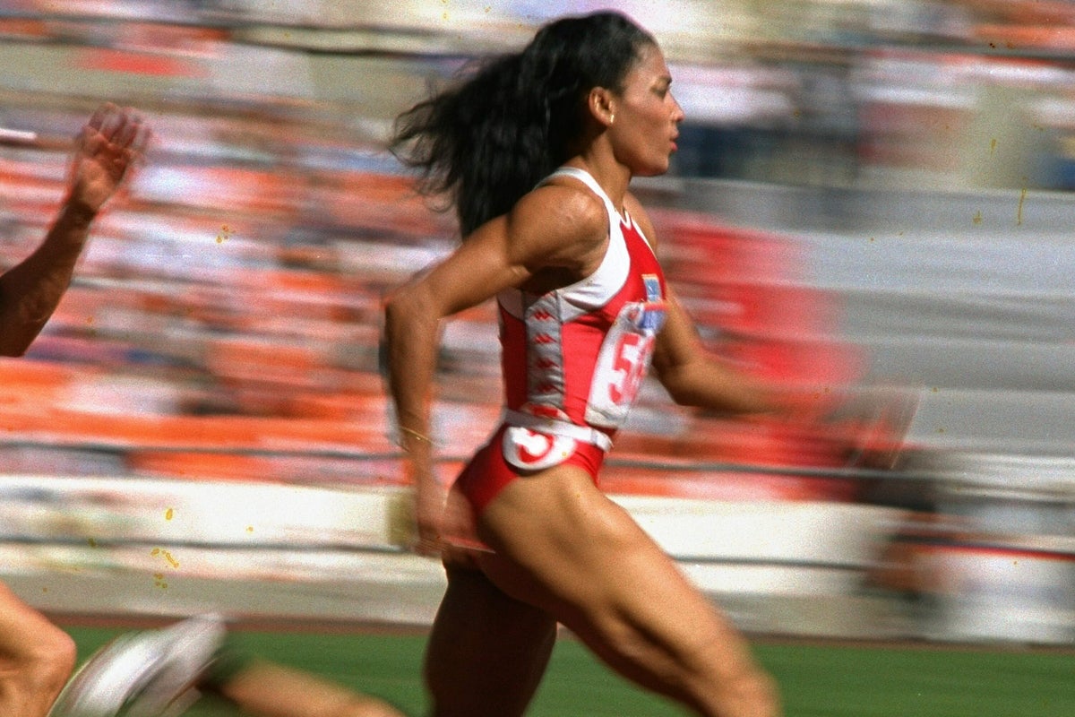 Velocistas se acercan a récords mundiales impuestos en 1988 por Flo-Jo en 100 y 200 metros ...