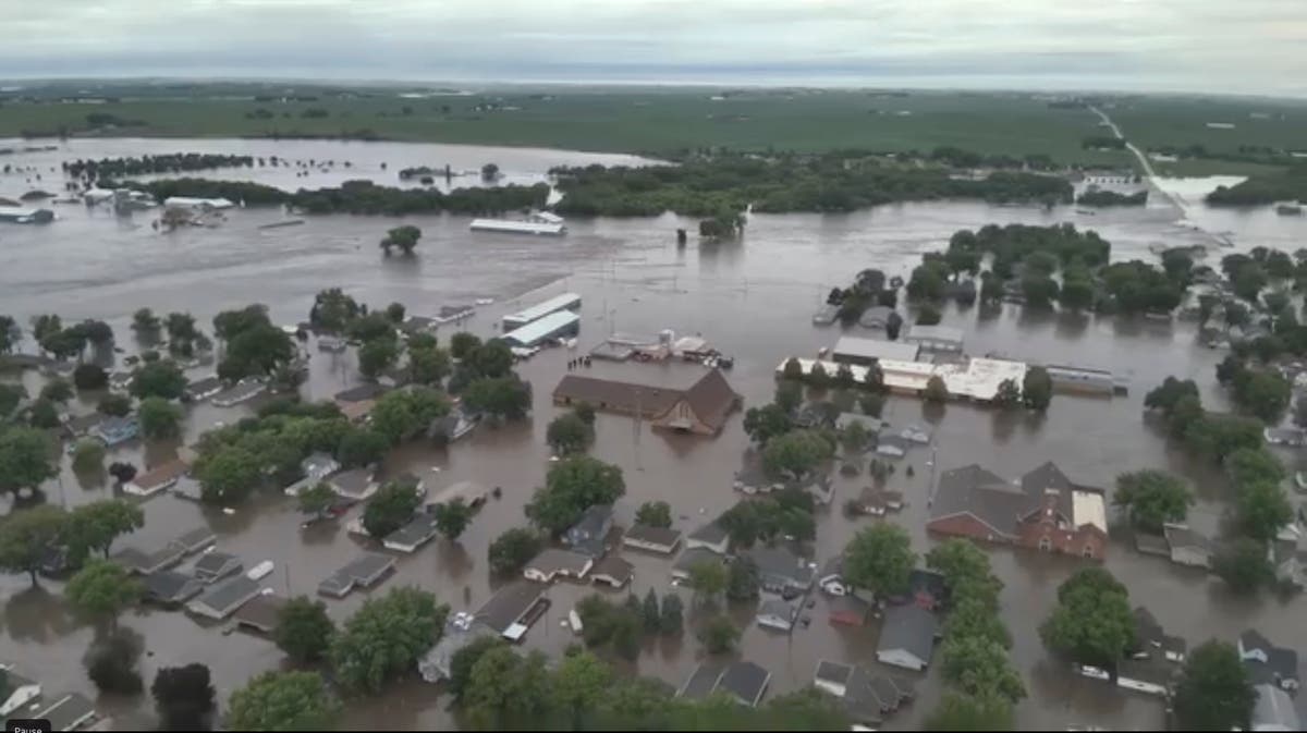 Lluvia intensa deja un pueblo inundado en Iowa; mientras el resto de ...