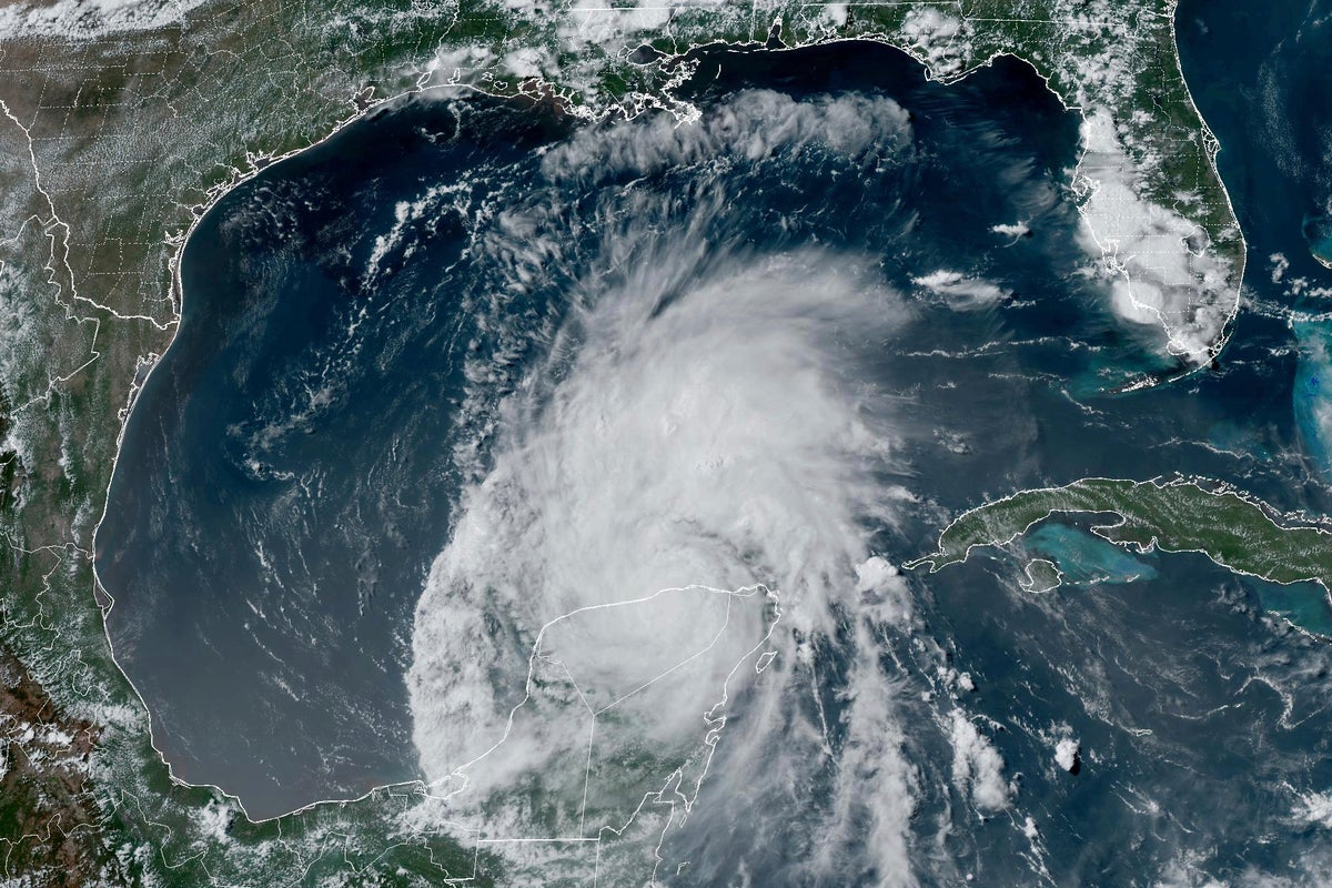 La costa de Texas se prepara para impacto de Beryl; la tormenta podría ...