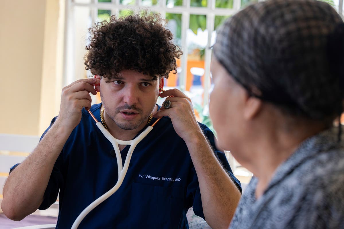 Cuando los médicos se van de Puerto Rico, un rapero trata de llenar el ...