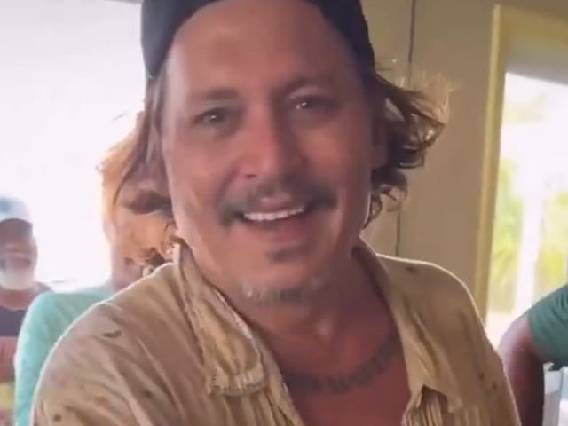Johnny Depp muestra nueva sonrisa después de sorprender a los fans con ...