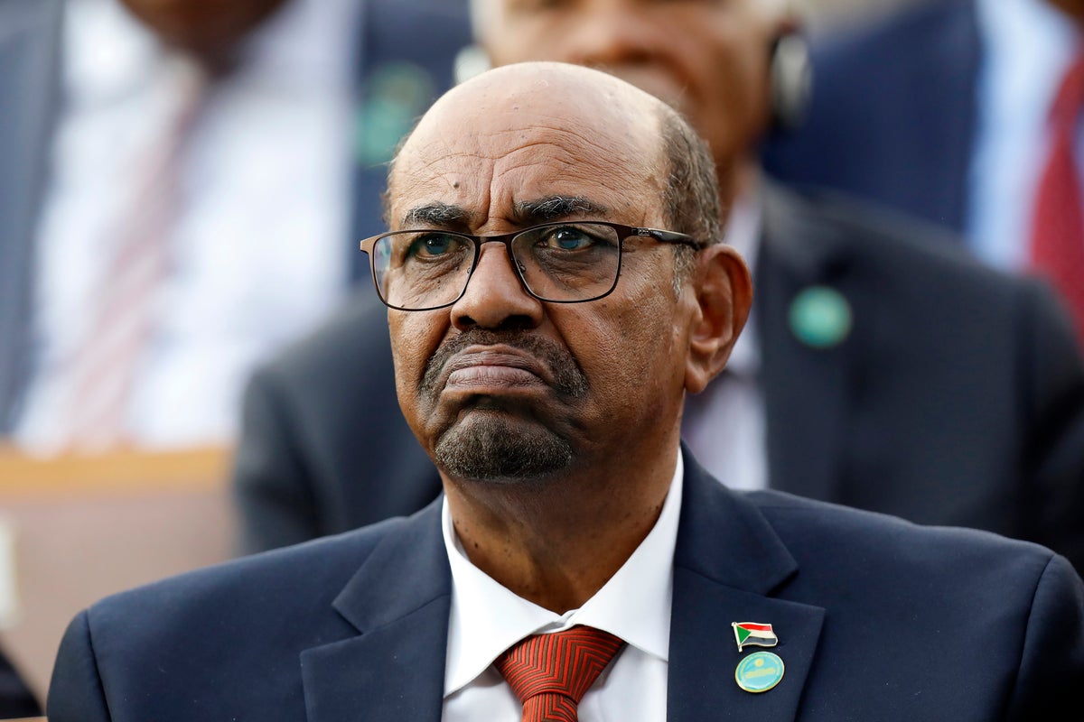 Trasladan a expresidente sudanés encarcelado, Omar al-Bashir, a un ...