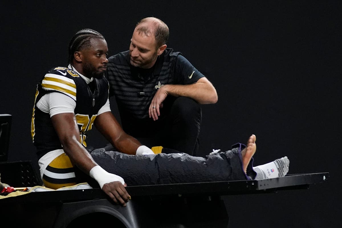 Adebo, cornerback de Saints sale en el carrito tras aparatosa lesión en ...