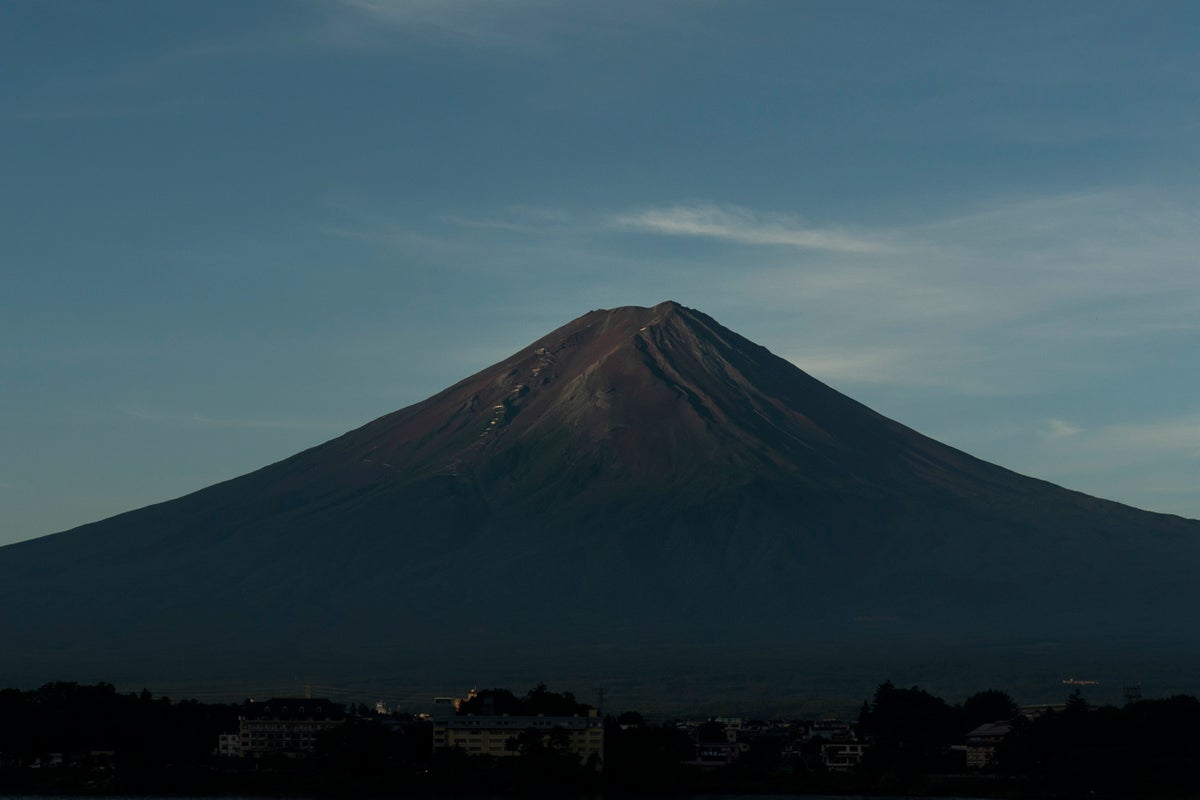 El monte Fuji sigue sin su icónica capa de nieve en noviembre por ...