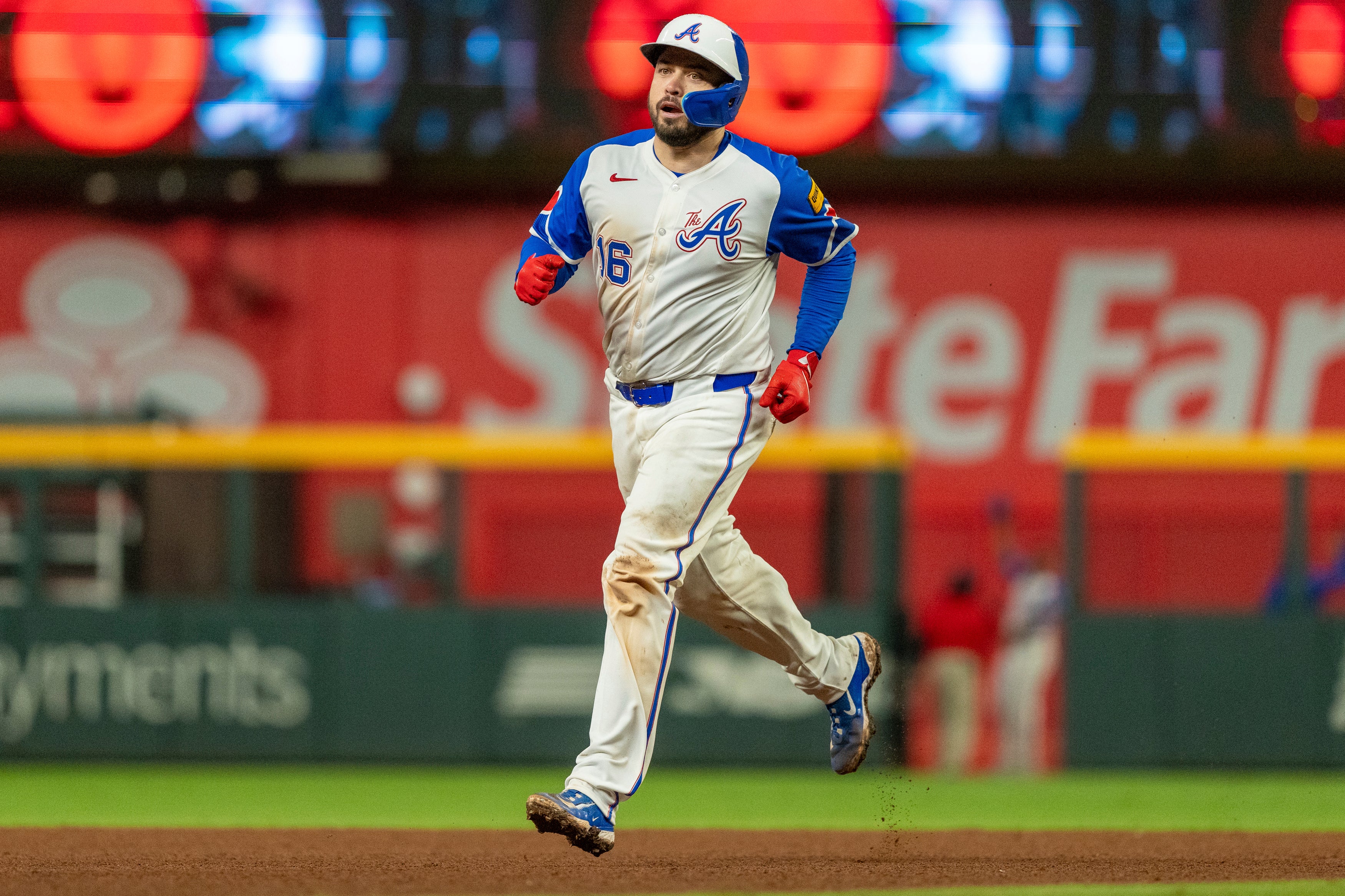 Travis D’Arnaud firma contrato de 12 millones de dólares por 2 años con ...