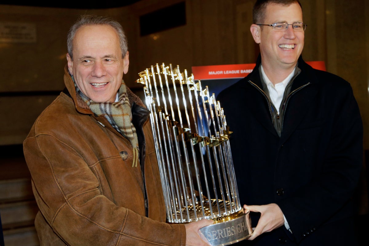 Fanáticos pueden pujar por reliquias de fallecido expresidente de ...