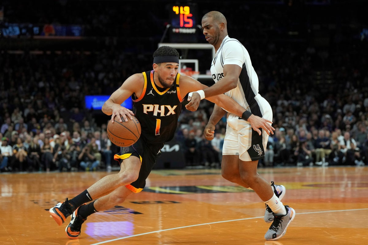 Booker anota 29 y los Suns pierden a Durant por lesión de tobillo en victoria 104-93 sobre Spurs ...