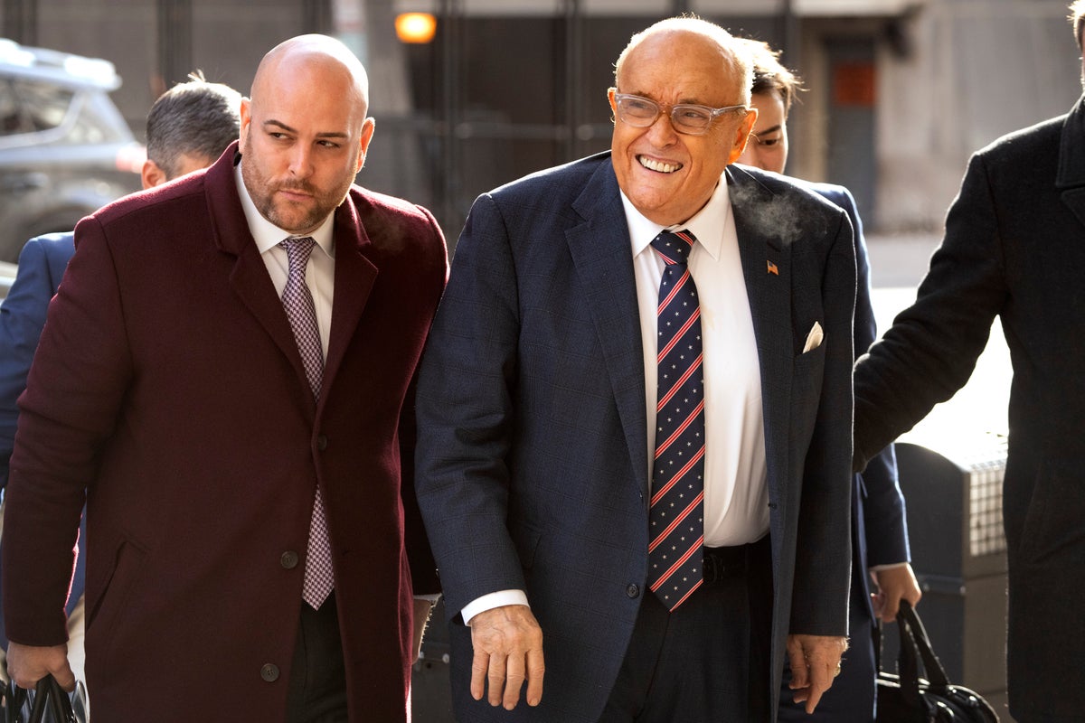 Jueza declara en desacato a Giuliani por seguir mintiendo sobre ...