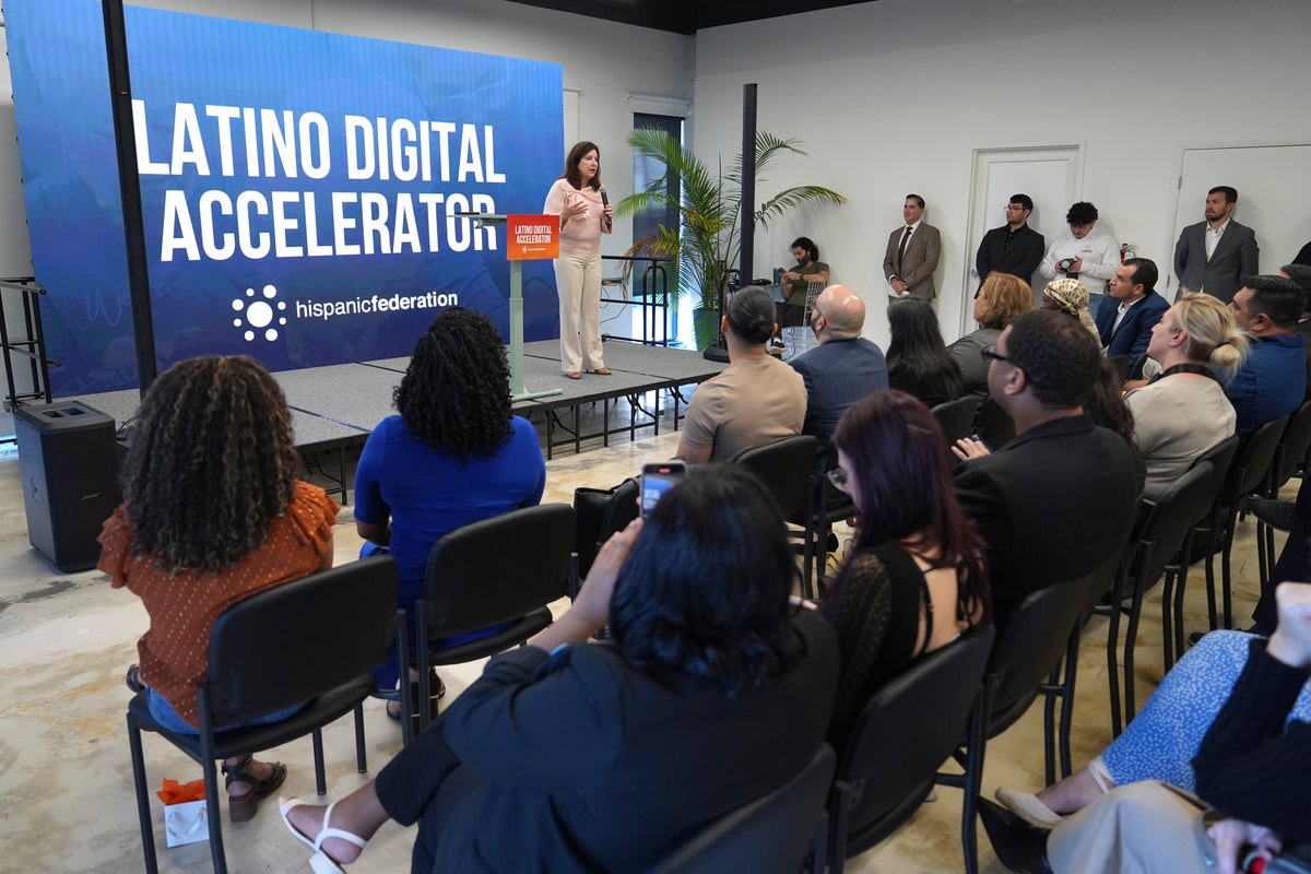 Trabajadores hispanos luchan contra la brecha tecnológica por la automatización y la IA ...