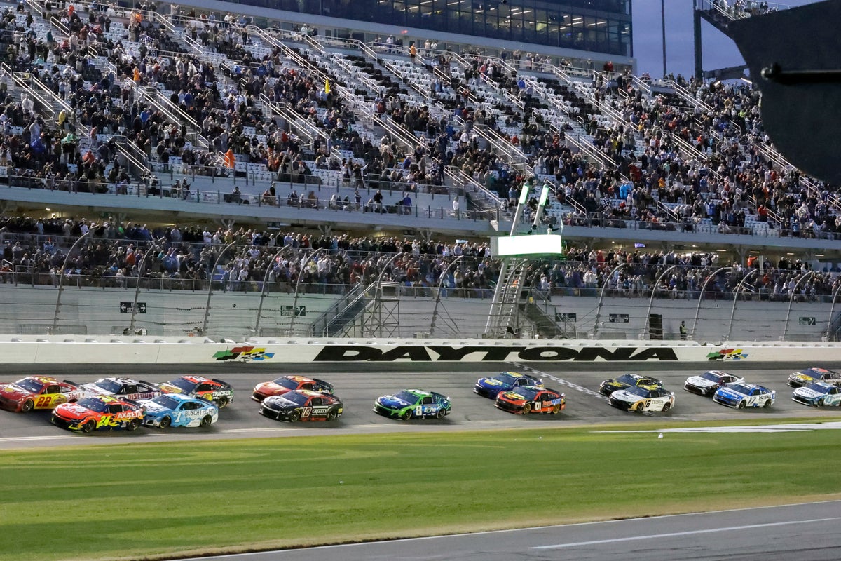 Daytona 500 se reanuda tras larga pausa por lluvia; Trump asiste al inicio de la carrera de ...