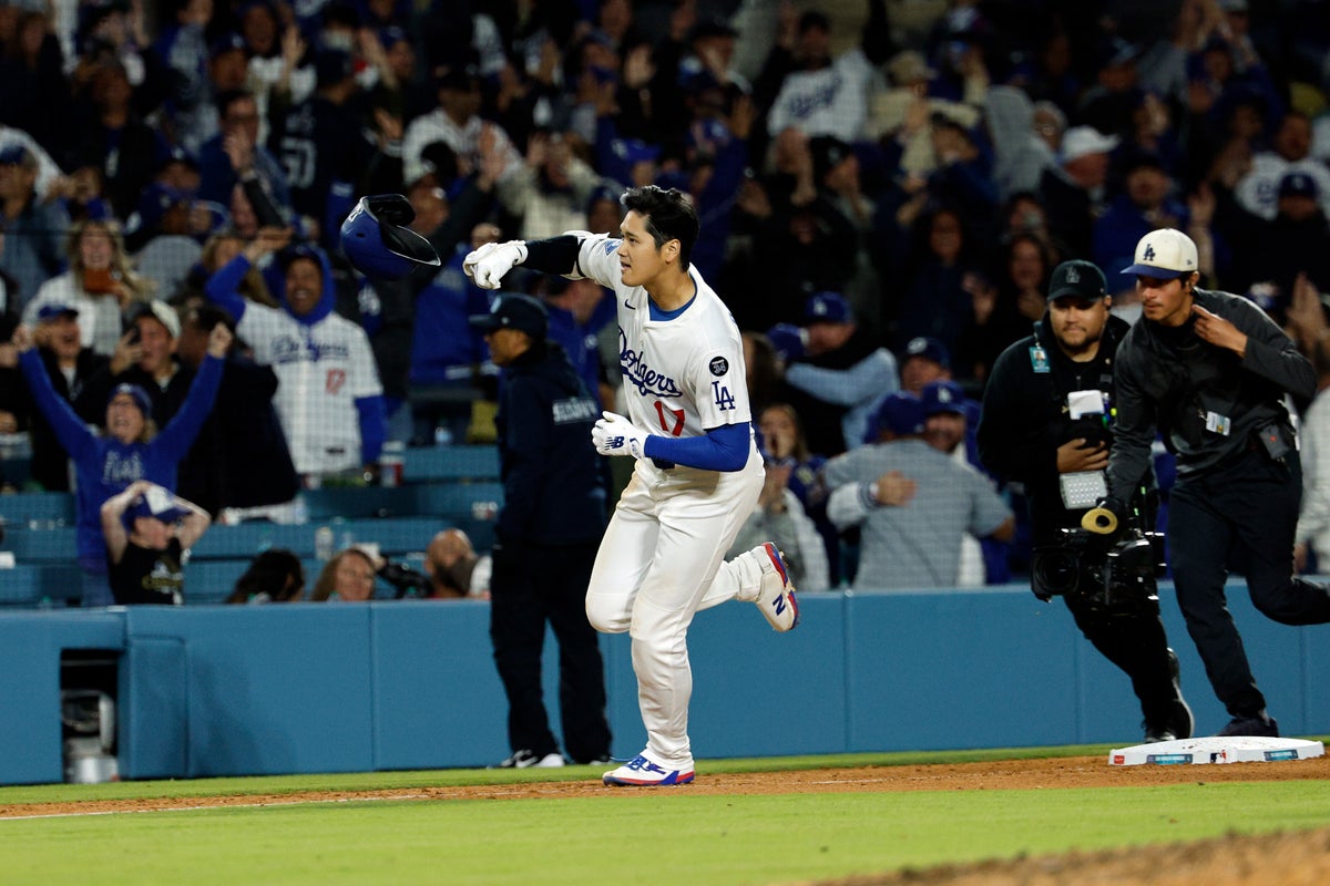 Jonrón de Ohtani impulsa a los Dodgers a foja perfecta 8-0 con otra ...