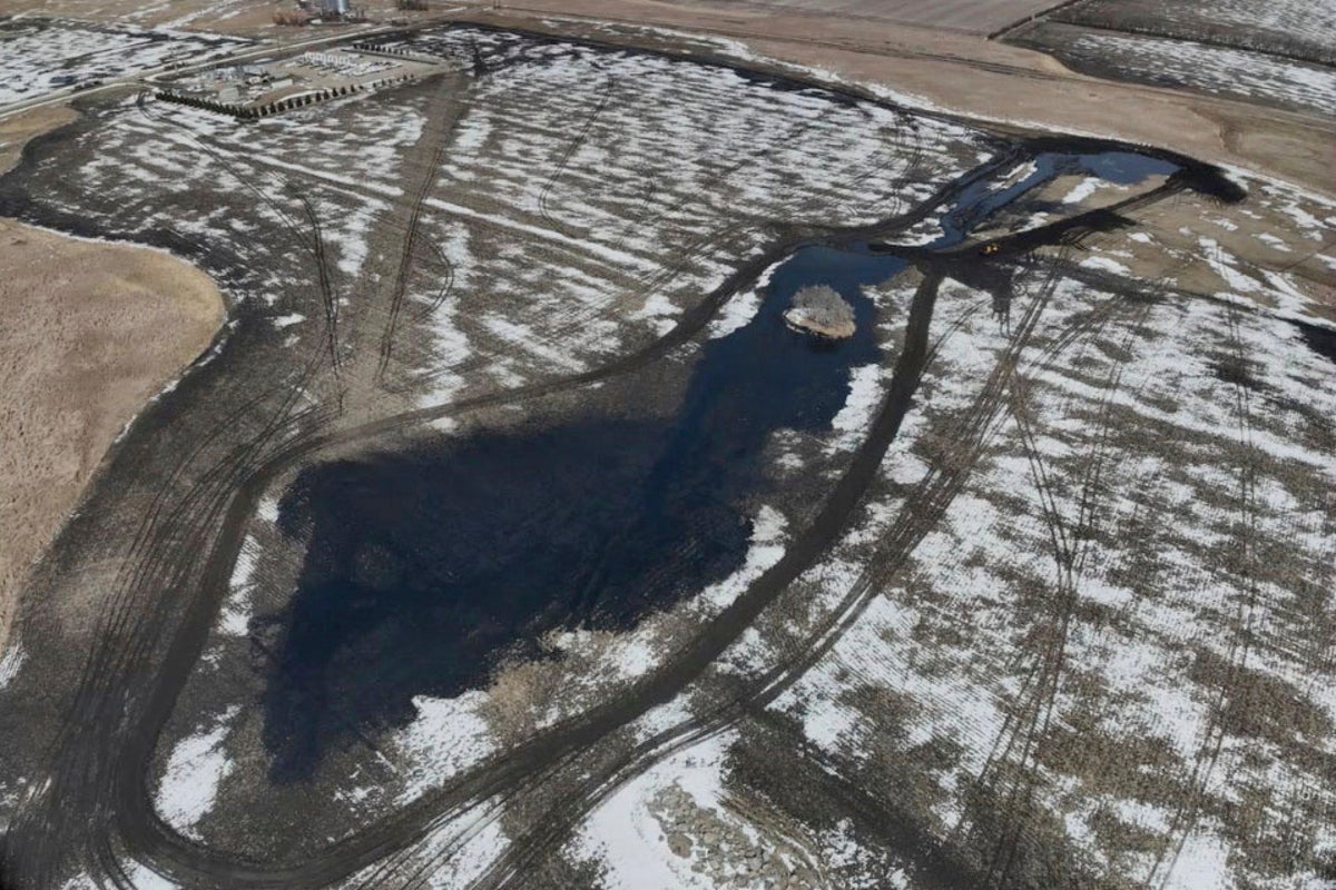 Avanza limpieza tras tras petrolero en Dakota del Norte | Independent ...