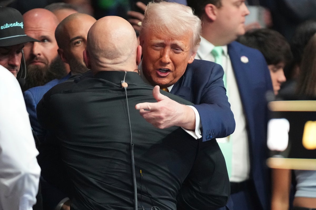 Trump recibe una ovación de pie al llegar a un evento de la UFC en ...