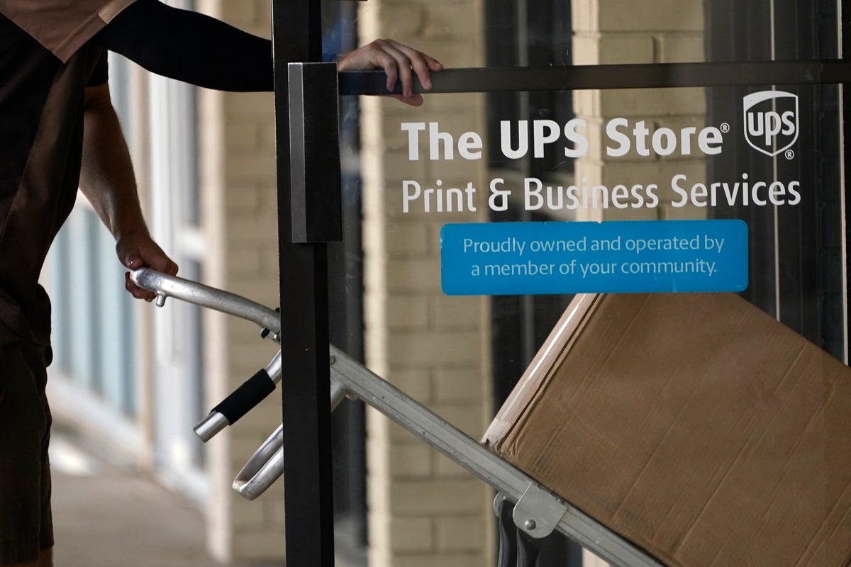 UPS recortará 20.000 empleos y cerrará instalaciones al reducir envíos ...