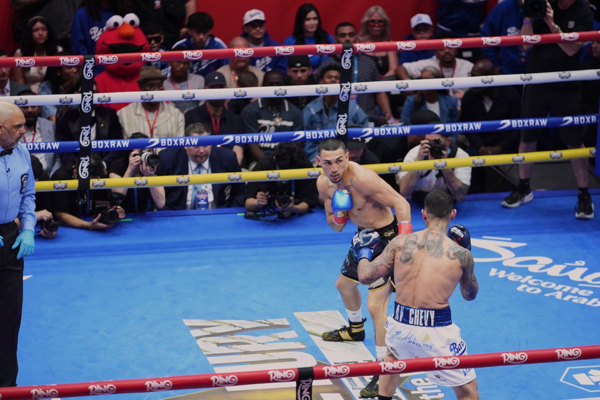 Teofimo López defiende con éxito su título, en evento de boxeo en Times ...