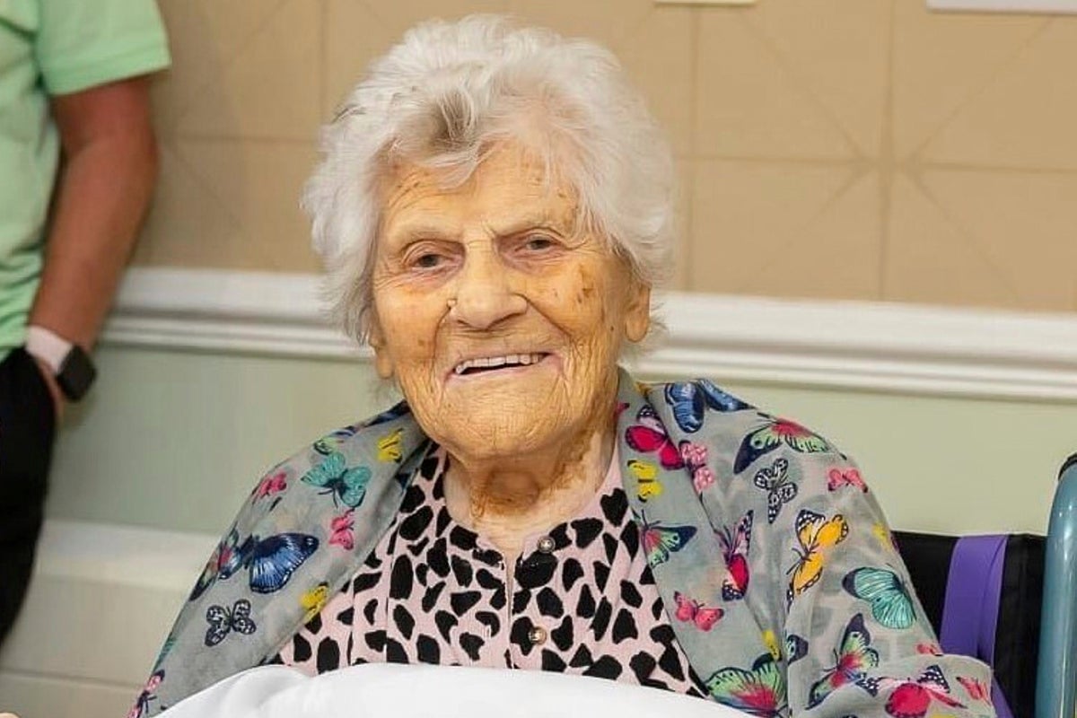 Mujer británica de 115 años, ahora la más longeva del mundo, comparte su receta para una vida ...